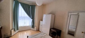 Quarto duplo | Escrivaninha, espaço de trabalho para notebook