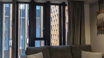 Cofre no quarto, secretária
