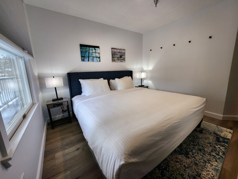 Beach, Balcony, King Bed! - North Shore Inn Unit 203 - Traverse City | Vrbo