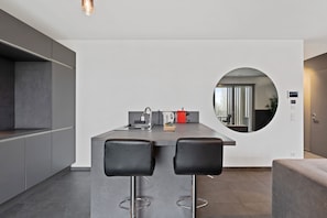 Apartamento | Cozinha privada | Um frigorífico, um micro-ondas, um forno, uma placa de cozinha 