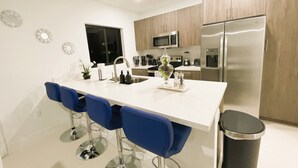 Quarto | Cozinha privada | Geladeira, fogão, lava-louças, moedor de café
