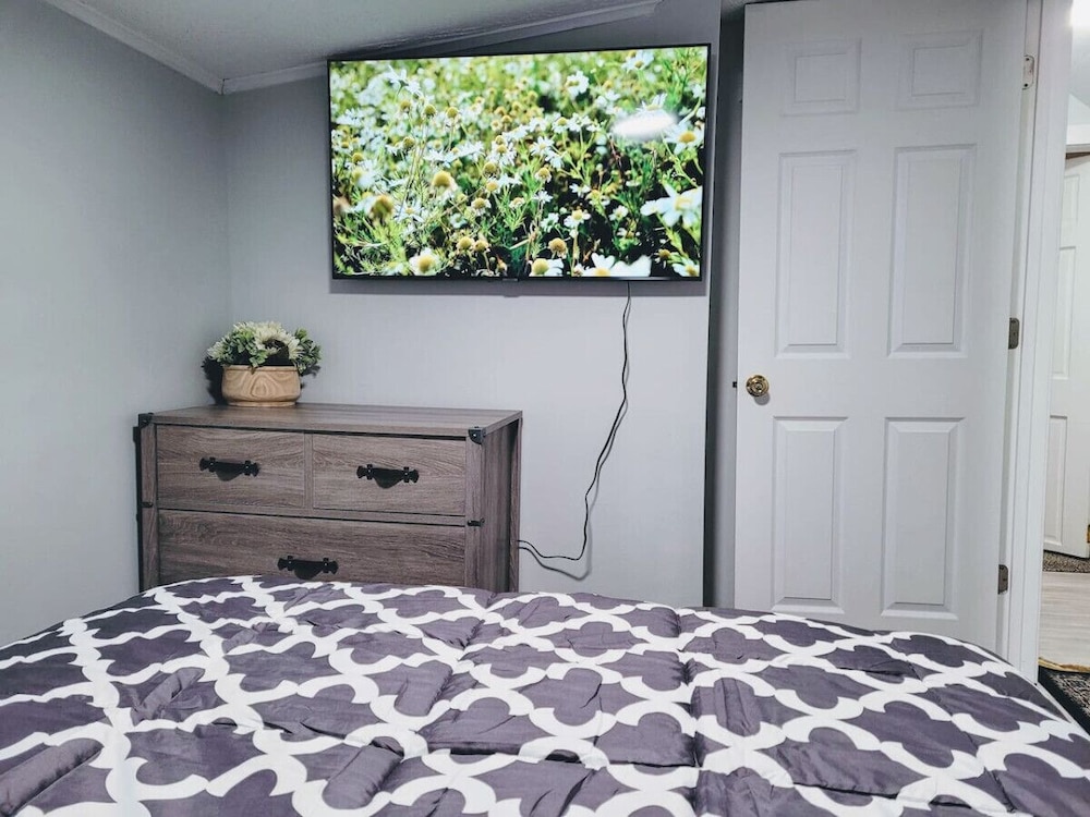 No Chores, Freshly Renovated House With Private Parking, Yard - Hamburg, NY