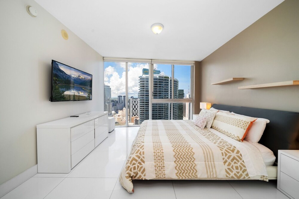 5-star HIGH floor corner hotel condo. City & Water Views. 2 bed & 2 ...
