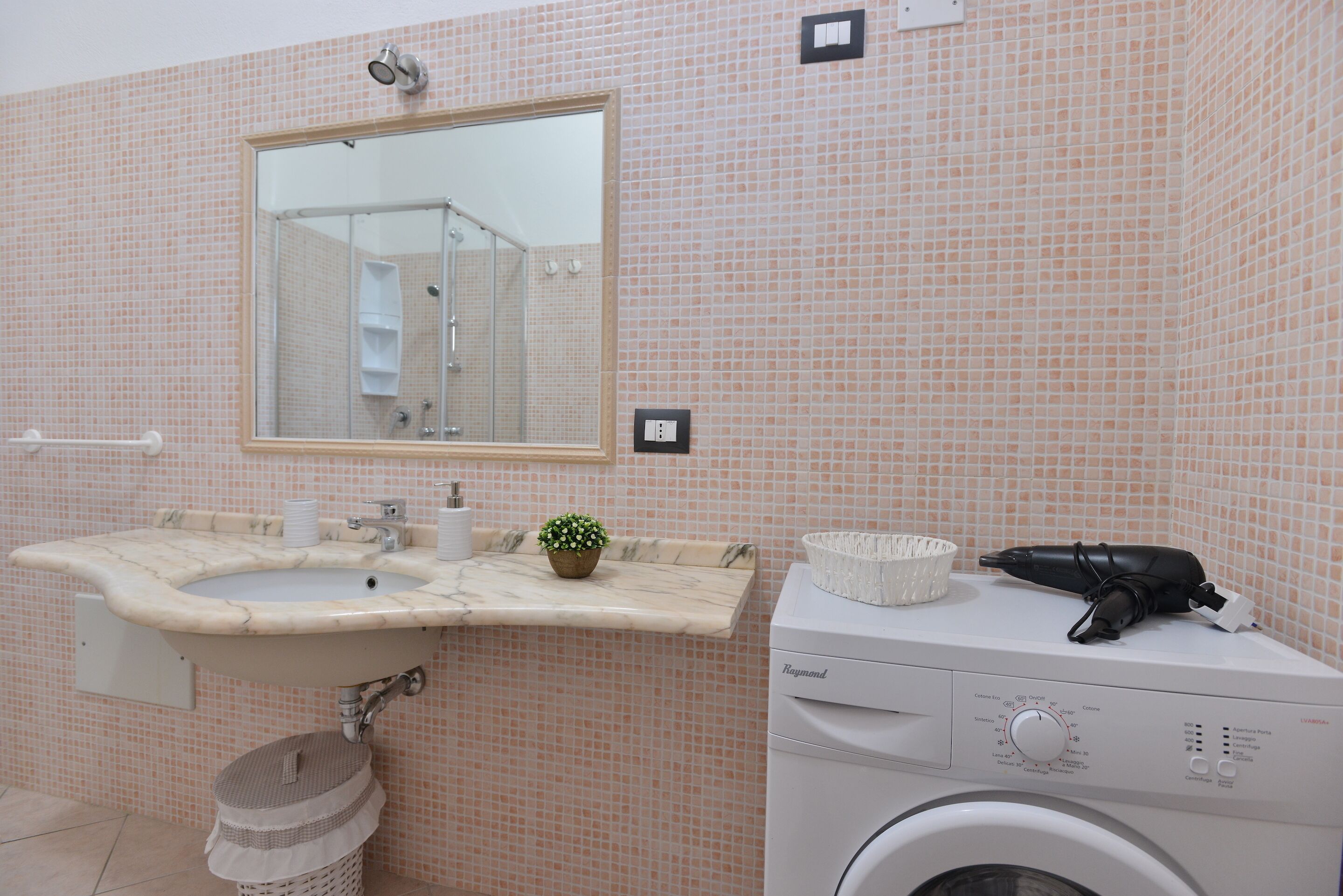 Apartamento | Casa de banho | Um polibã, um chuveiro de hidromassagem, um bidé, toalhas fornecidas 