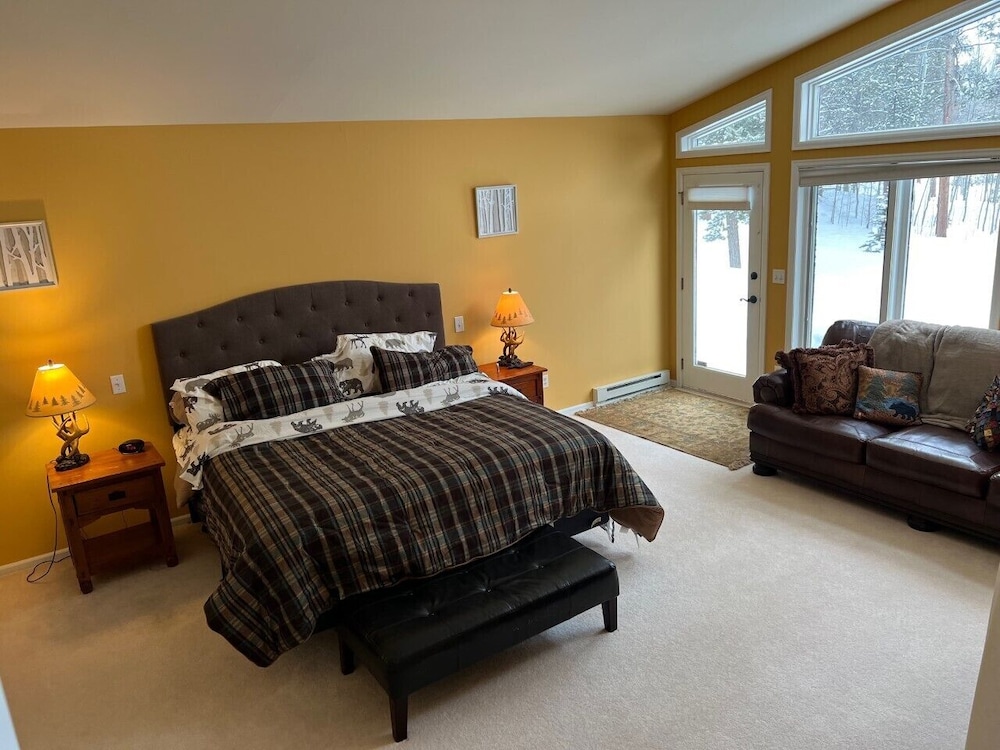 Private and spacious 4bd Cabin-360 views of nature Close to skiing! - Sunset Ridge | Vrbo
