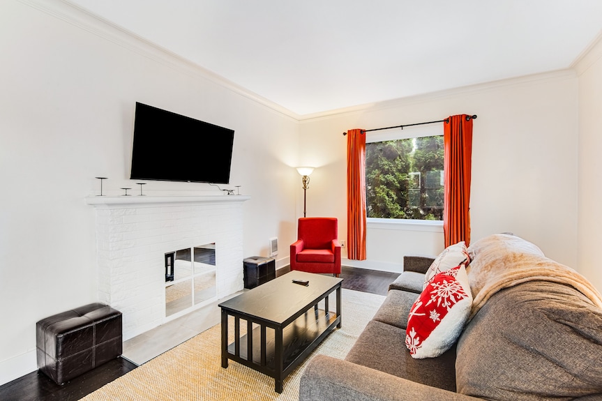 Spacious Home With Fenced Yard, Patio, & Sunroom - Near Uw/green Lake - Seattle, WA