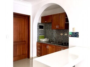 Quarto casal básico | Área de estar | Smart TV 32 polegadas com canais digitais