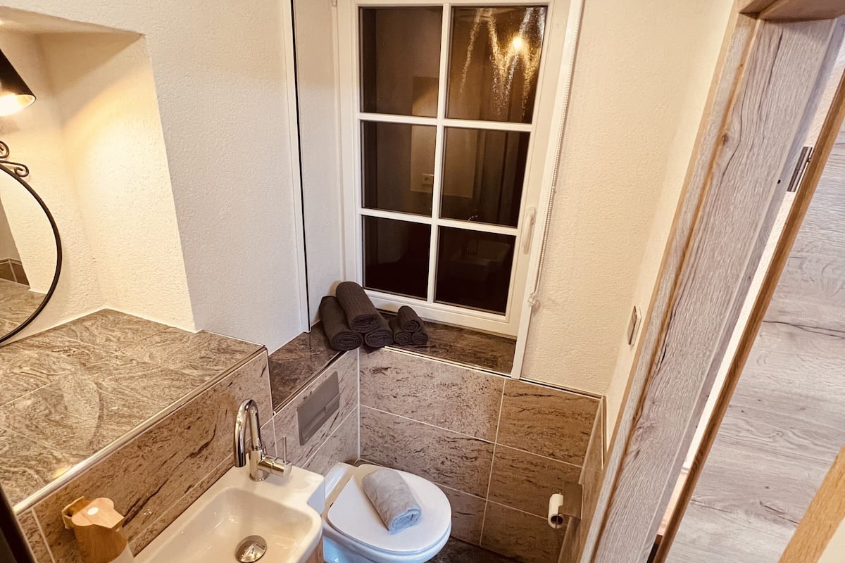 3-person room with private bathroom & kitchenette | Casa de banho | Um secador de cabelo, Piso aquecido (casa de banho), toalhas fornecidas