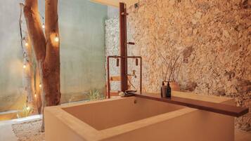 Quarto Superior, terraço, no rés do chão | Casa de banho | Um polibã e uma banheira separados