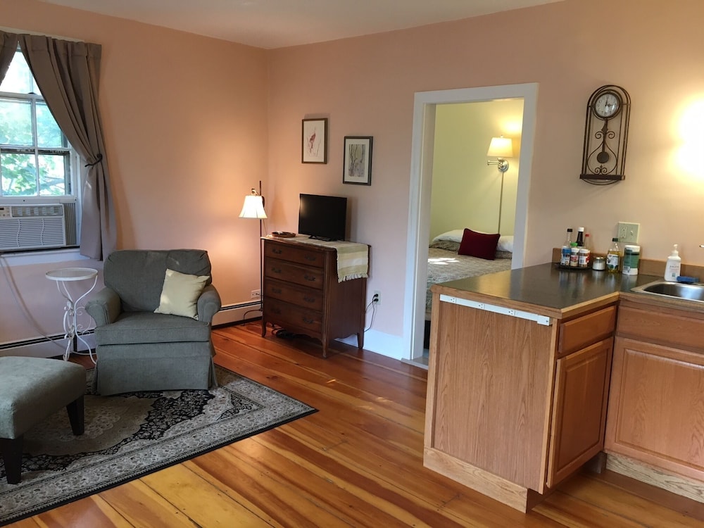 Hilltop Hideaway - Downtown Belfast - Belfast, ME
