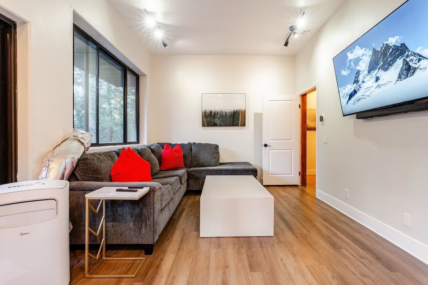 Serene Treetop Getaway- Cozy & Modern Tri-level Mountain Cabin - Crestline, CA