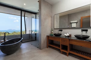 Presidential Suite + Sport Pass +NAAM Wellness | Banheiro | Banheira e chuveiro separados, banheira de imersão