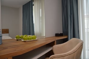 Roupas de cama premium, edredons de pluma, frigobar, cofres nos quartos