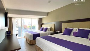 Quarto de hotel com duas camas, uma escrivaninha e vista para a cidade.
