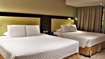 Quarto standard, 2 camas de casal | Frigobar, quartos à prova de som, Wi-Fi de cortesia, roupa de cama
