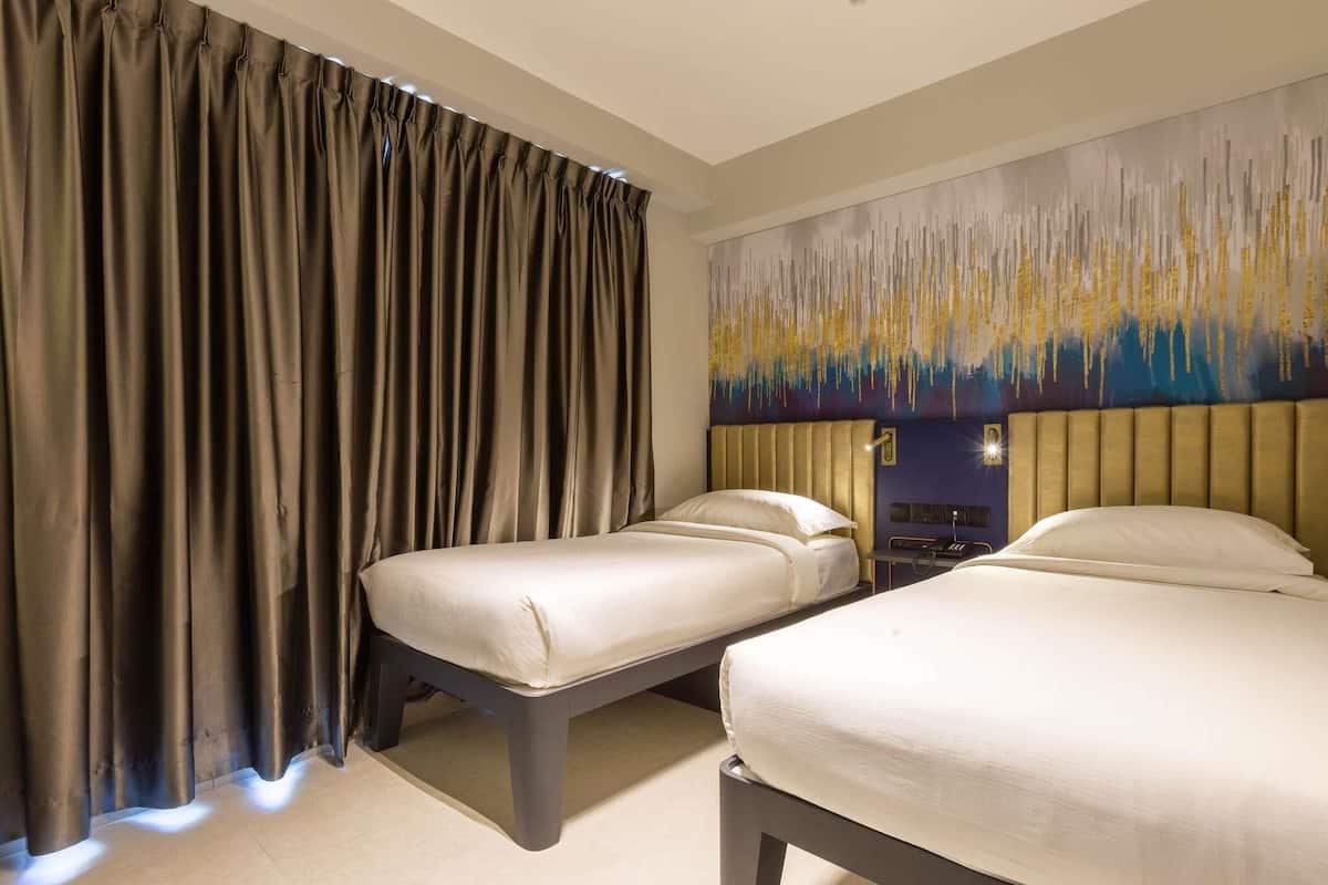 Quarto Deluxe, 2 camas individuais | Cofre no quarto, secretária, cortinas/cortinados opacos