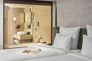 Cofres nos quartos, escrivaninha, espaço de trabalho para notebook