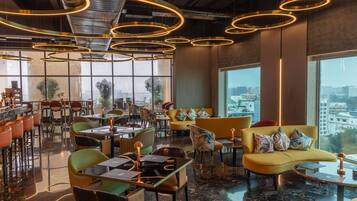 2 bares/lounges, este bar no terraço do hotel