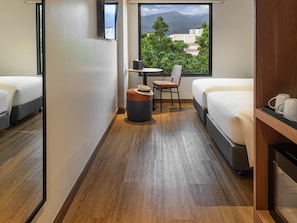Cofre no quarto, com decoração personalizada 