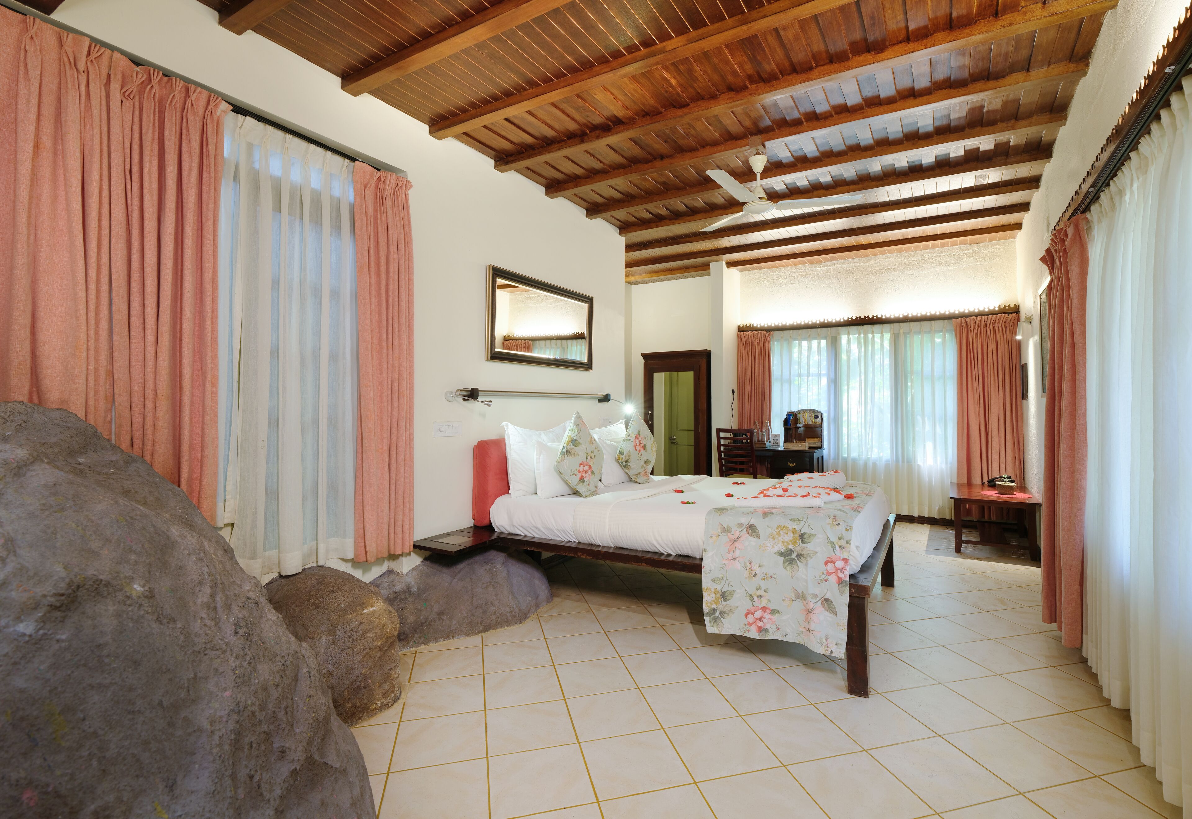 Quarto luxo | Escrivaninha, roupa de cama