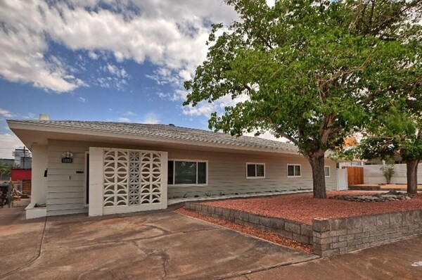 Beautifully Updated Historical Home In The Heart Of Henderson - Henderson, NV