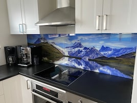 Apartamento Deluxe | Cozinha privada | Um frigorífico, um micro-ondas, uma cafeteira/bule, uma cadeira de bebé