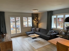 Apartamento Deluxe | Sala de estar | Brinquedos, piso aquecido