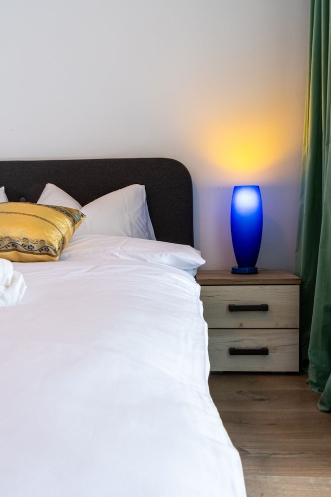 Studio 53 - Modern Apt. close to Metro & IOR Parc with free Parking ...