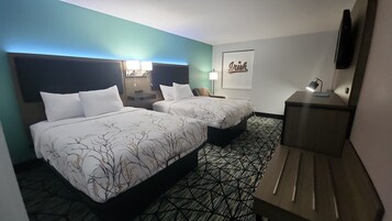 Quarto, 2 camas queen-size, não fumadores | Secretária, cortinas/cortinados opacos, ferro/tábua de engomar 