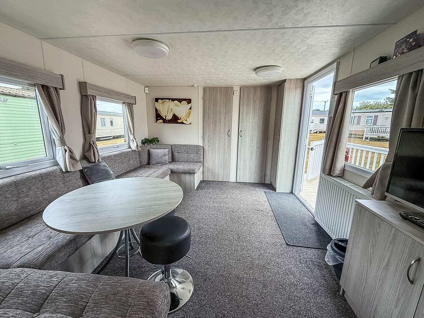 Gorgeous Caravan With Decking In Breydon Water Holiday Park, Ref 10081b - Great Yarmouth