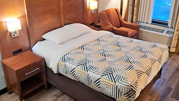 1 quarto, cofre no quarto, com mobília individualizada, secretária