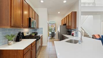 Villa, 5 quartos | Cozinha privada | Um frigorífico, um forno, uma cafeteira/bule, uma torradeira