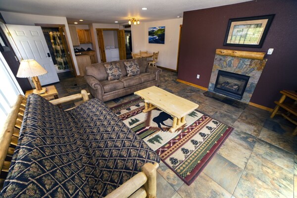 Rocky Mountain Retreat 1a- 4 Bedroom/3 Bath With Personal Hot Tub Offers Panoramic Mountain Views 4 Cabin - Estes Park, CO