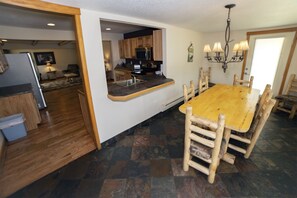 Cabine, 4 quartos | Restaurantes