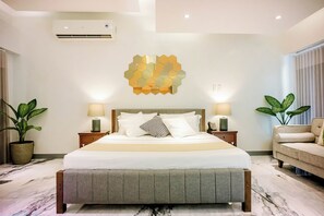 Suite-Estúdio Deluxe | Cofre no quarto, com mobília individualizada, secretária 