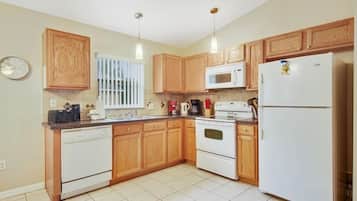 Villa, 4 quartos | Cozinha privada | Um frigorífico, um forno, uma cafeteira/bule, uma torradeira