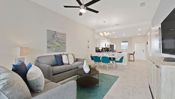 Apartamento em Condomínio Fechado, 2 quartos | Sala de estar | Smart TV