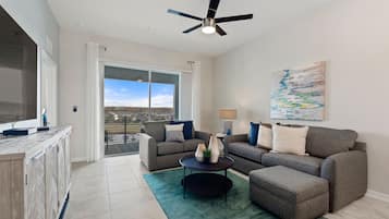 Apartamento em Condomínio Fechado, 2 quartos | Sala de estar | Smart TV