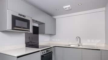 Geladeira, lava-louças, chaleira elétrica, torradeira