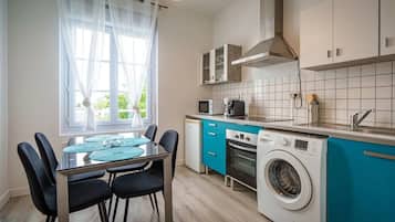 Apartamento Comfort | Cozinha privada | Um frigorífico, um micro-ondas, utensílios de cozinha