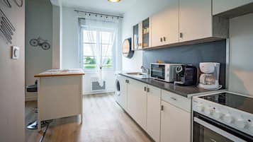 Apartamento clássico | Cozinha privada | Geladeira, micro-ondas, talheres/pratos/utensílios de cozinha