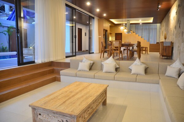 Sunshine City View Villa 6br Wth A Private Heated Pool - Bandung