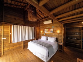 Bungalow de Luxo, 1 quarto, banheira de hidromassagem, em frente ao mar | Minibar, secretária adequada para computadores portáteis, Wi-fi grátis