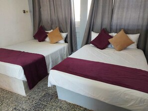 Quarto Comfort, 2 camas queen-size | Cortinas/cortinados opacos, ferro/tábua de engomar, Wi-fi grátis