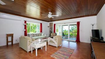 Villa, 2 quartos | Sala de estar | Smart TV