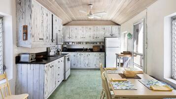 Casa, 4 quartos | Cozinha privada | Um frigorífico, um forno, uma cafeteira/bule, uma torradeira