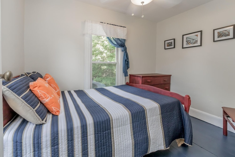 Updated Long Island Maine Cottage - Portland, ME