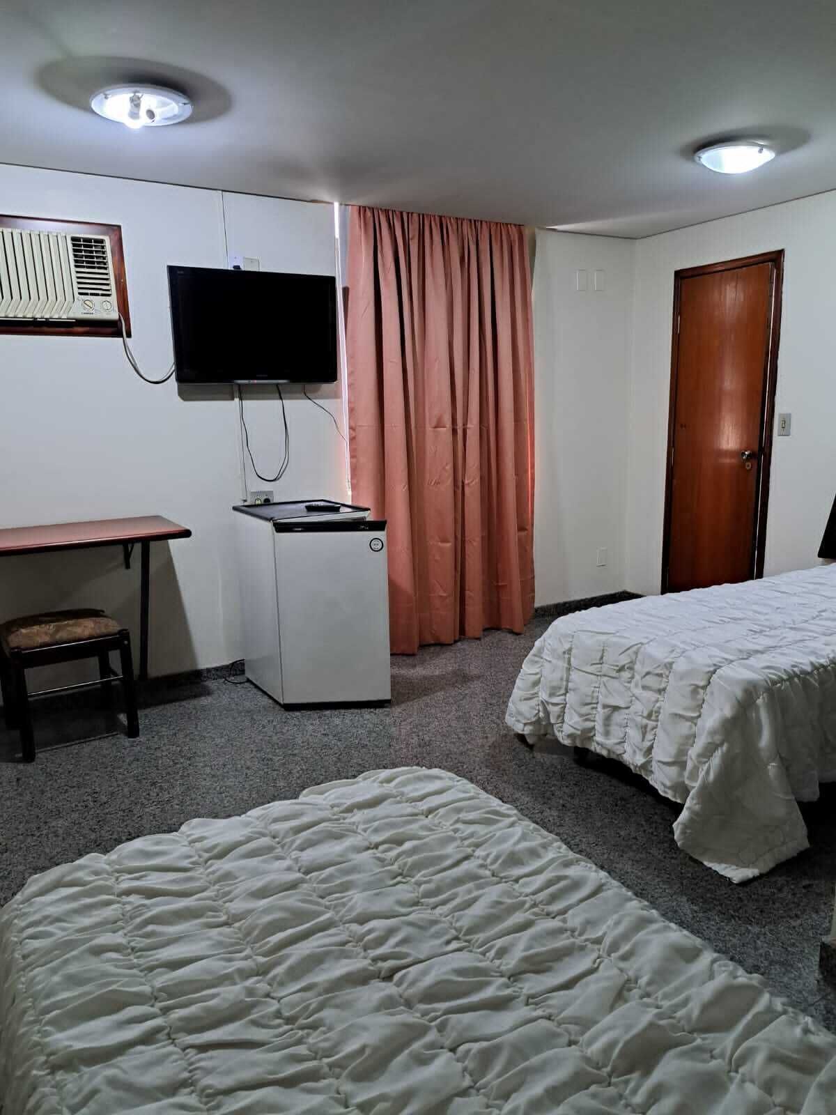 Secretária, roupa de cama fornecida 