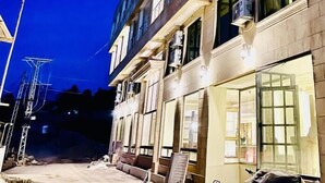 Um edifício com vários andares e um espaço comercial no térreo.