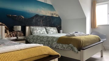 Quarto triplo premium, várias camas, suíte, vista para o jardim | 3 quartos, roupas de cama premium, edredons de pluma